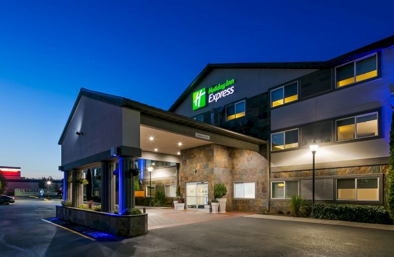 Holiday Inn Express & Suites Everett Hotel WA - Suites Hotel Everett ...