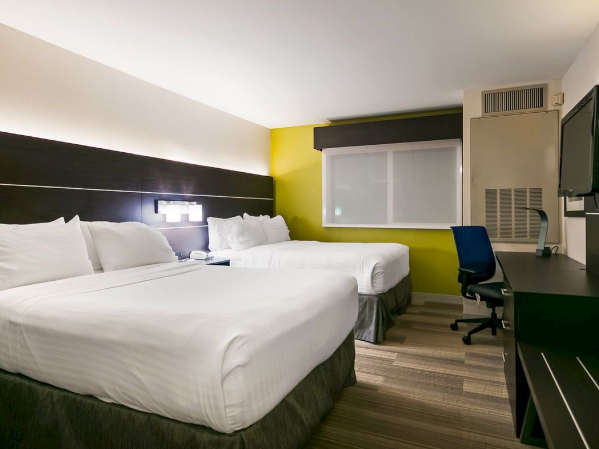 Holiday Inn Express & Suites Everett Hotel WA - Suites Hotel Everett ...